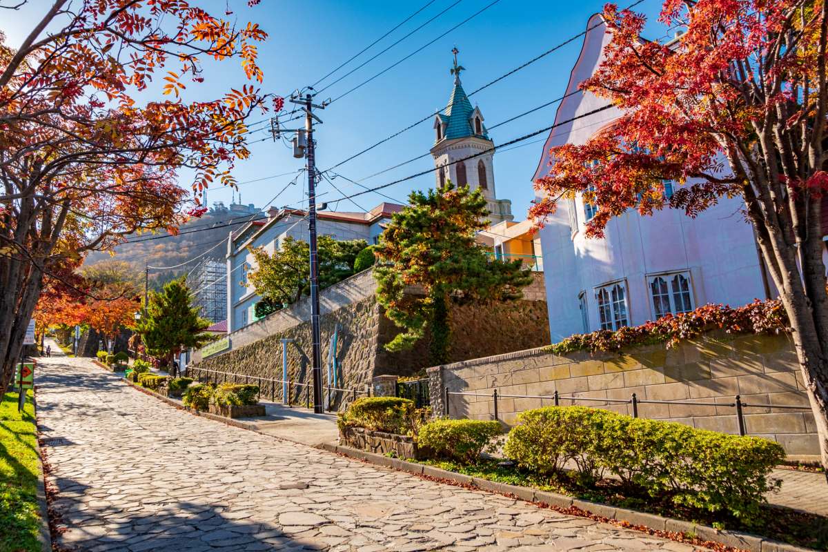 北海道函館紅葉5+1必訪景點！白天漫步「大三坂」，晚上衝「香雪園」賞夜楓 - 潮旅Ciao｜每一次旅行都是品味生活的延伸